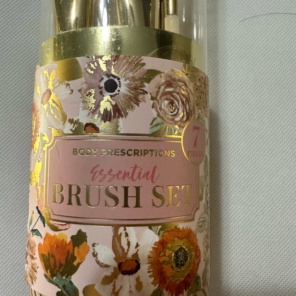 body discriptions | Makeup | Essential Brush Set Gold | Poshmark
